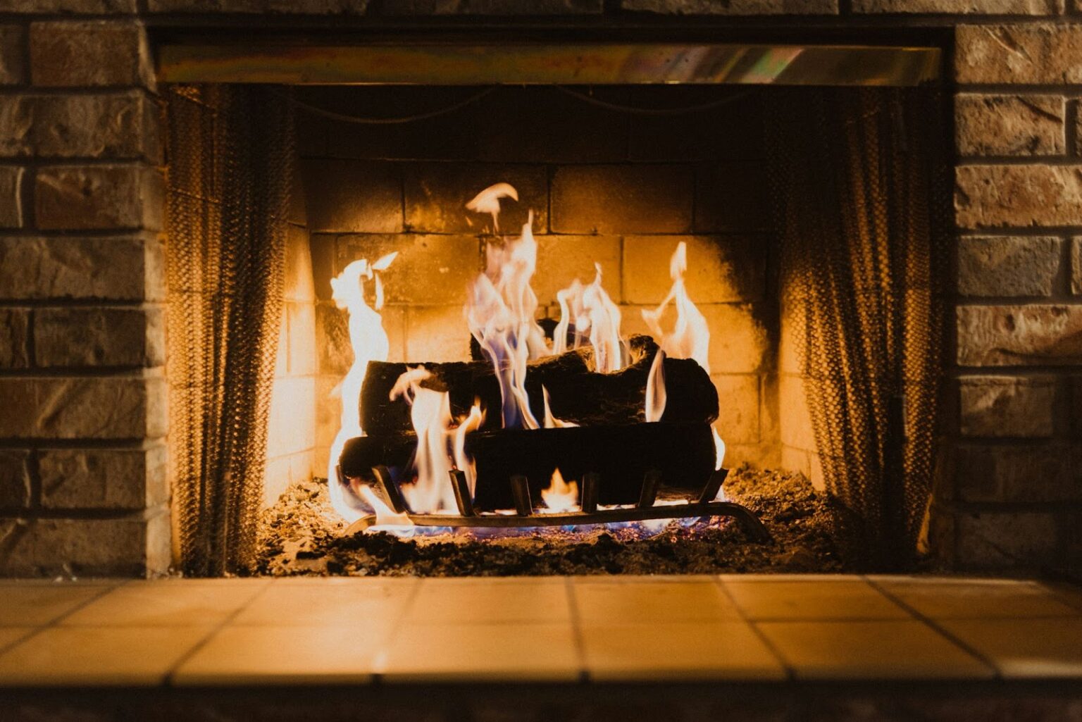 Easily Keep A Fire Going In Your Fireplace: Our 5 Best Tips